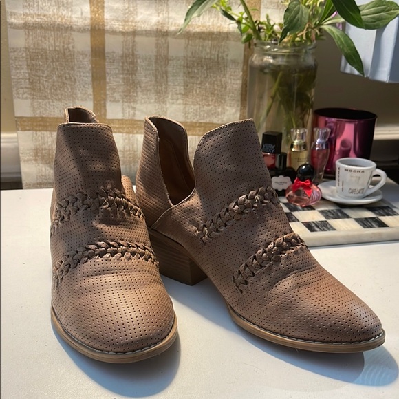Universal Thread | Shoes | Universal Thread Tan Ankle Booties With ...